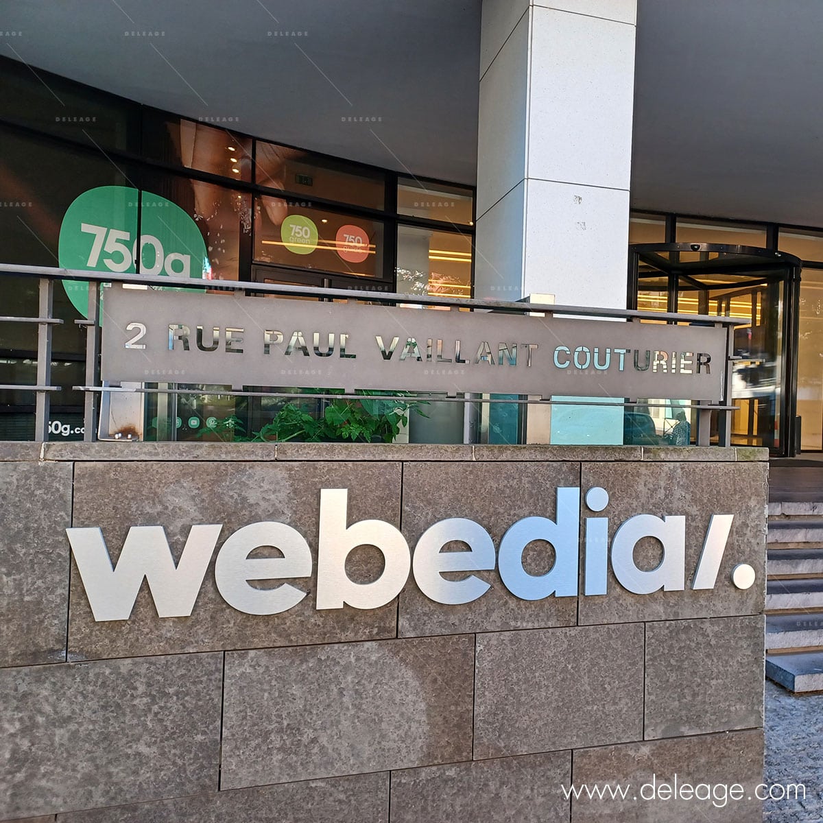 Signalétique suspendue & Décoration en volume chez WEBEDIA