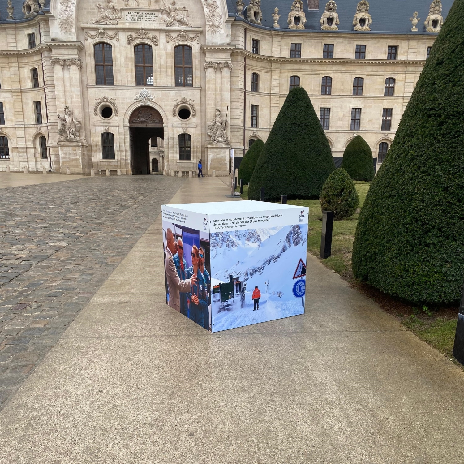 Cubes d’exposition et embases extérieures à la location - Deléage