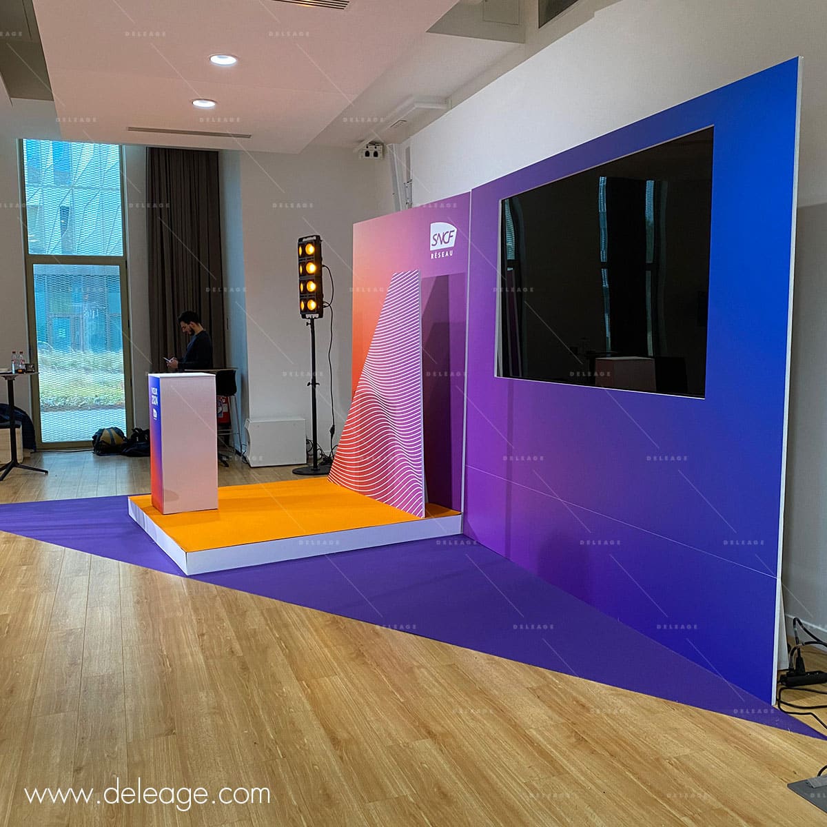 Tours asymétriques et stands hauts en couleur - Deléage